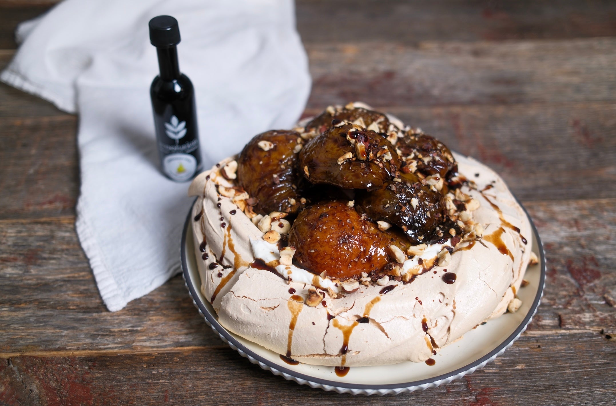Pavlova with Cinnamon Pear Balsamic Poached Pears – Evoolution